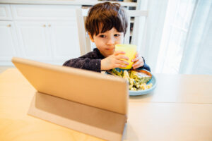 10 Steps to End Screen Time at Meals - Kids Eat in Color